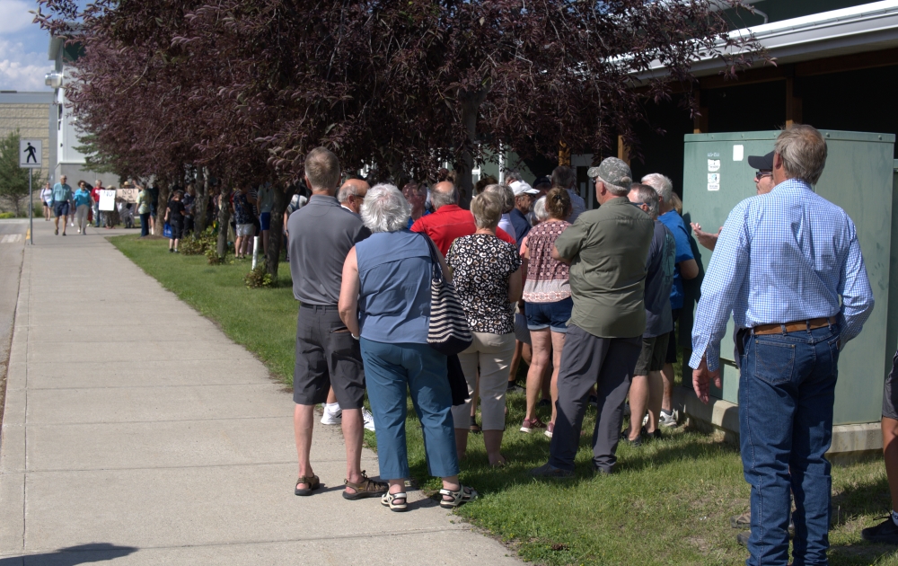 Premier Danielle Smith hosts contentious town hall in Okotoks - HighRiverOnline.com - Local news ...